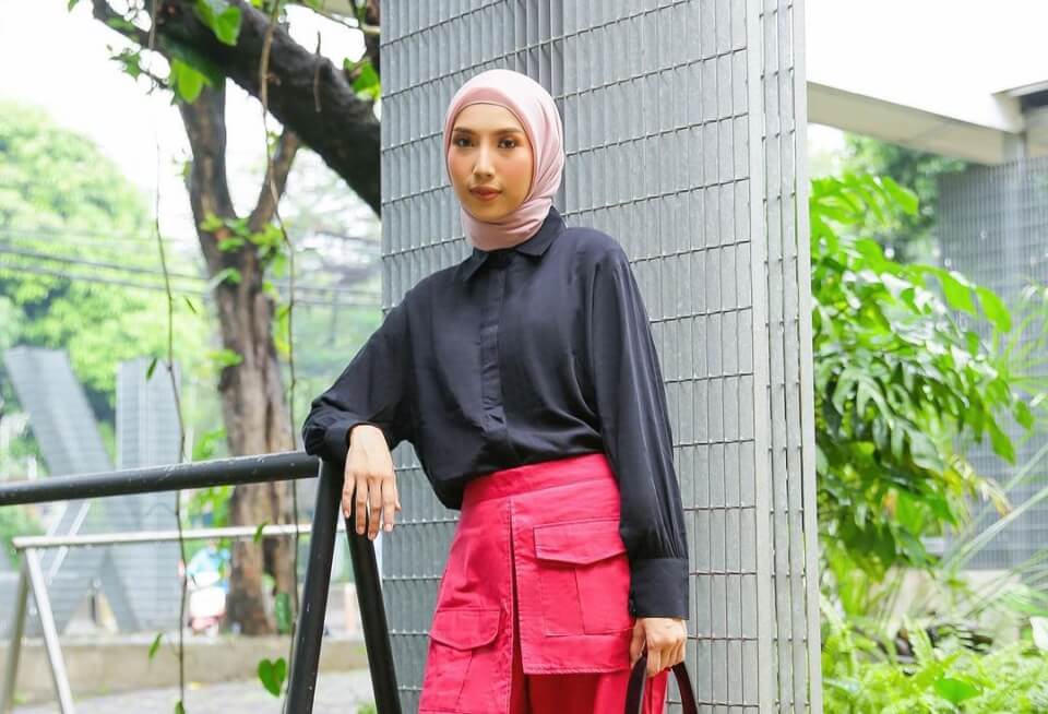 7 Model Kemeja Polos Wanita Hijab – HIJUP Magazine