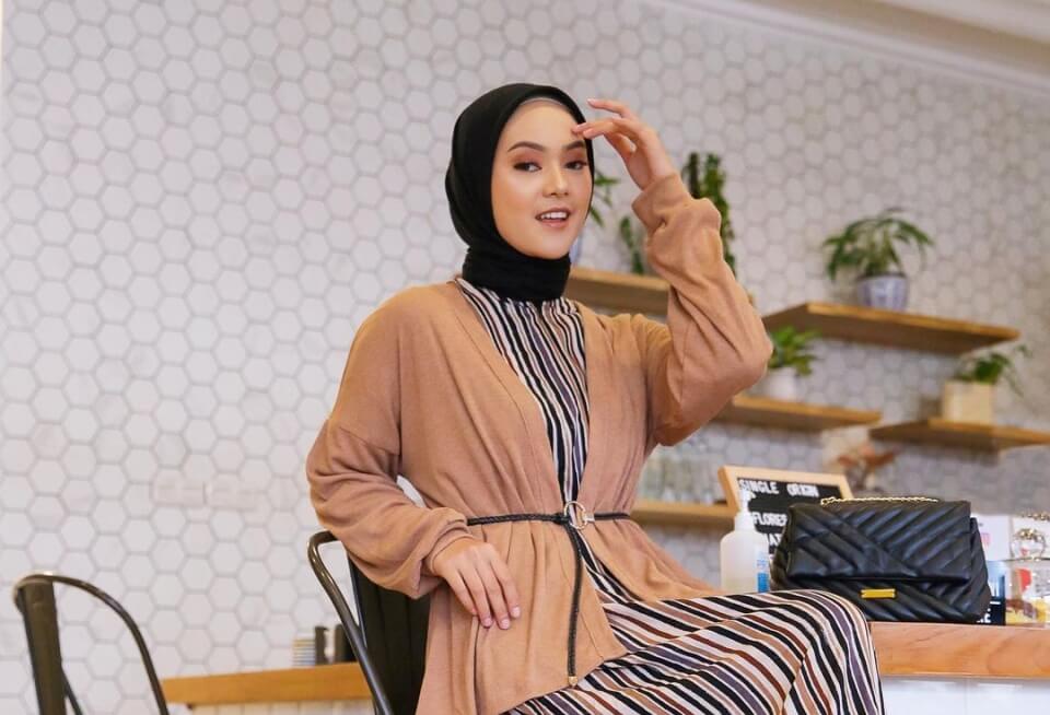 7 Inspirasi Outfit Hijab untuk Nongkrong Cantik di Kafe – HIJUP Magazine