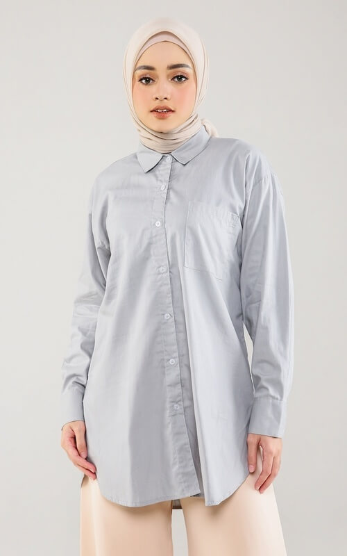 5 Inspirasi Padu Padan Kemeja Abu untuk Hijabers – HIJUP Magazine
